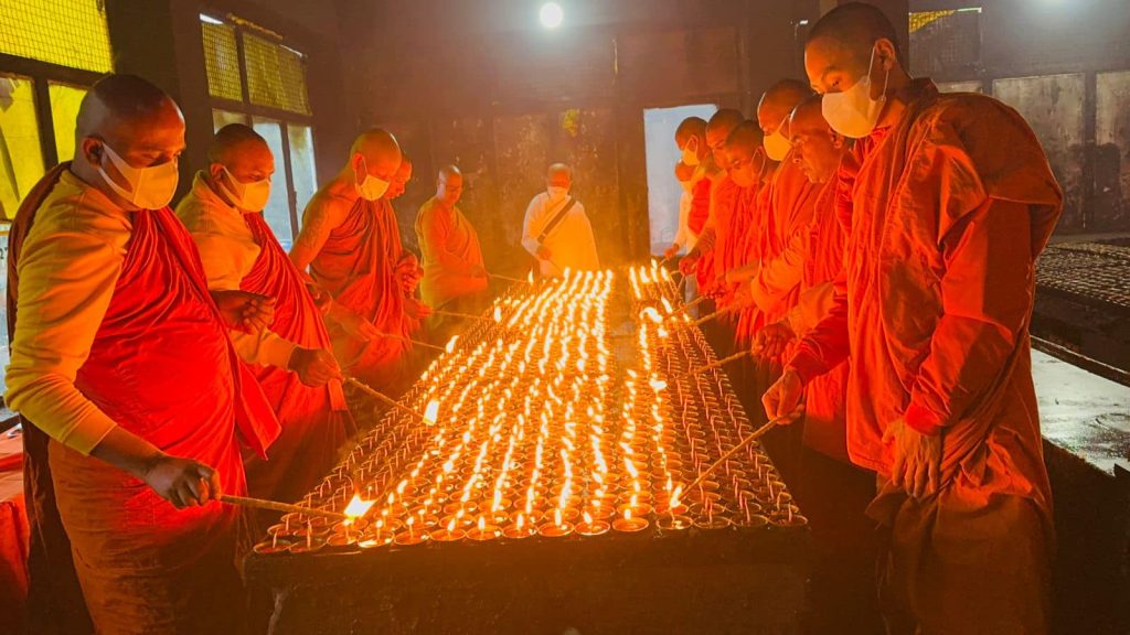 "𝑨𝒕𝒕𝒂 𝑫𝒊𝒑𝒂 𝑽𝒊𝒉𝒂𝒓𝒂𝒕𝒉𝒂" 𝑩𝒆 𝒂 𝒍𝒂𝒎𝒑 𝒖𝒏𝒕𝒐 𝒚𝒐𝒖𝒓𝒔𝒆𝒍𝒇 自依止，自燃自明 做自己生命中的明灯 - Maha ...